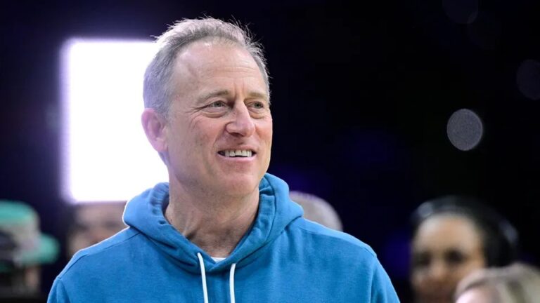 Tỉ phú Josh Harris hoàn tất thương vụ mua lại Washington Commanders ...