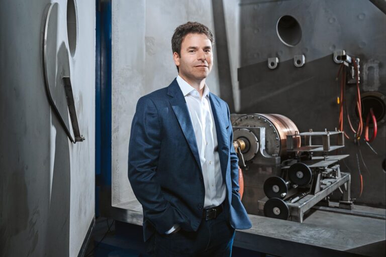 Làm giàu từ đất hiếm - Forbes Việt Nam